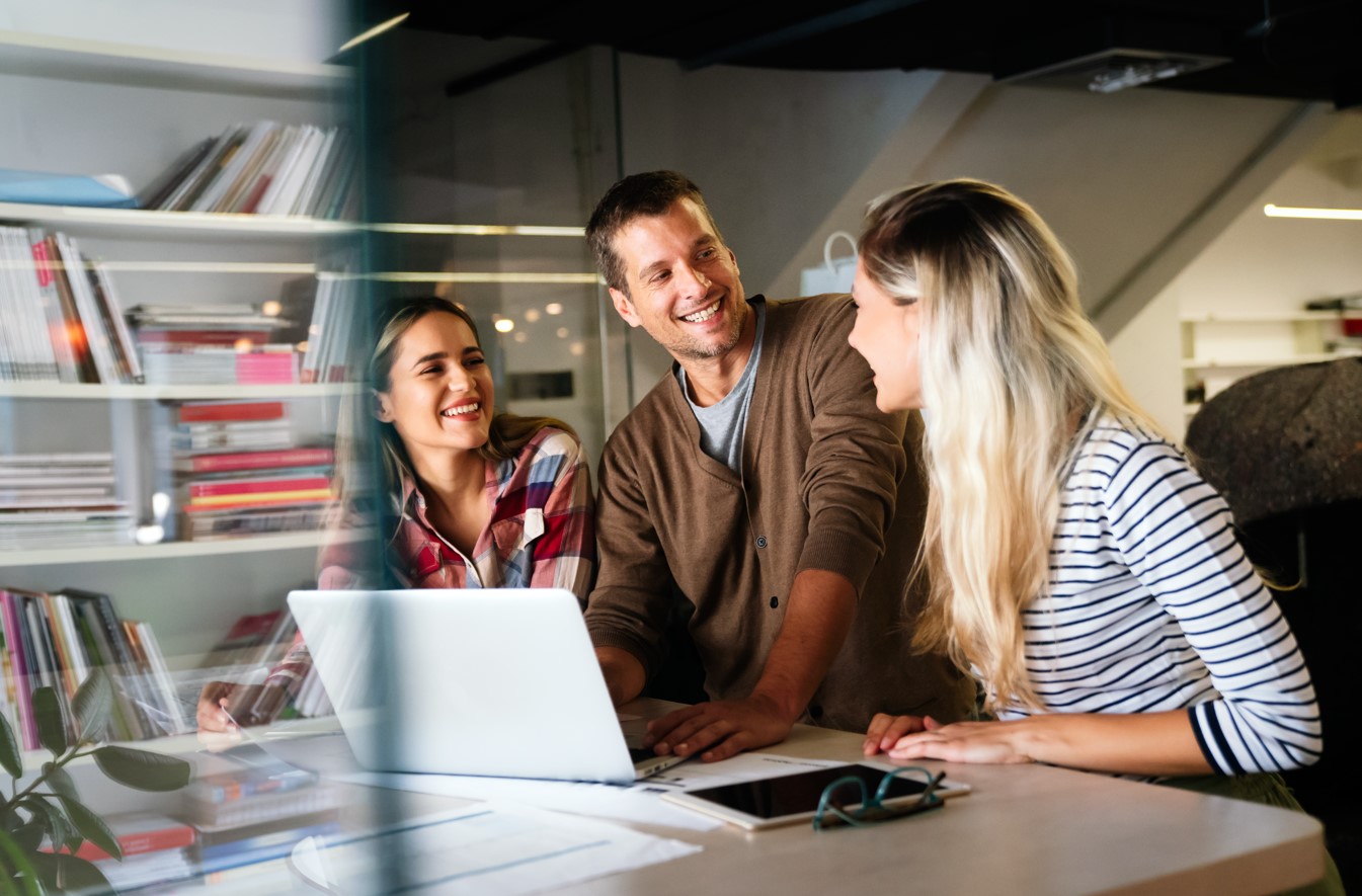 A Z generáció jellemzői a munkahelyen: Hogyan motiváljuk a digitális ...